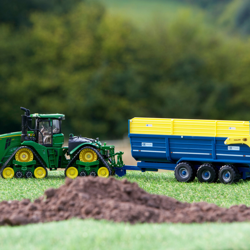 Britains Kane Triple-Axle Half Pipe Silage Trailer 43284
