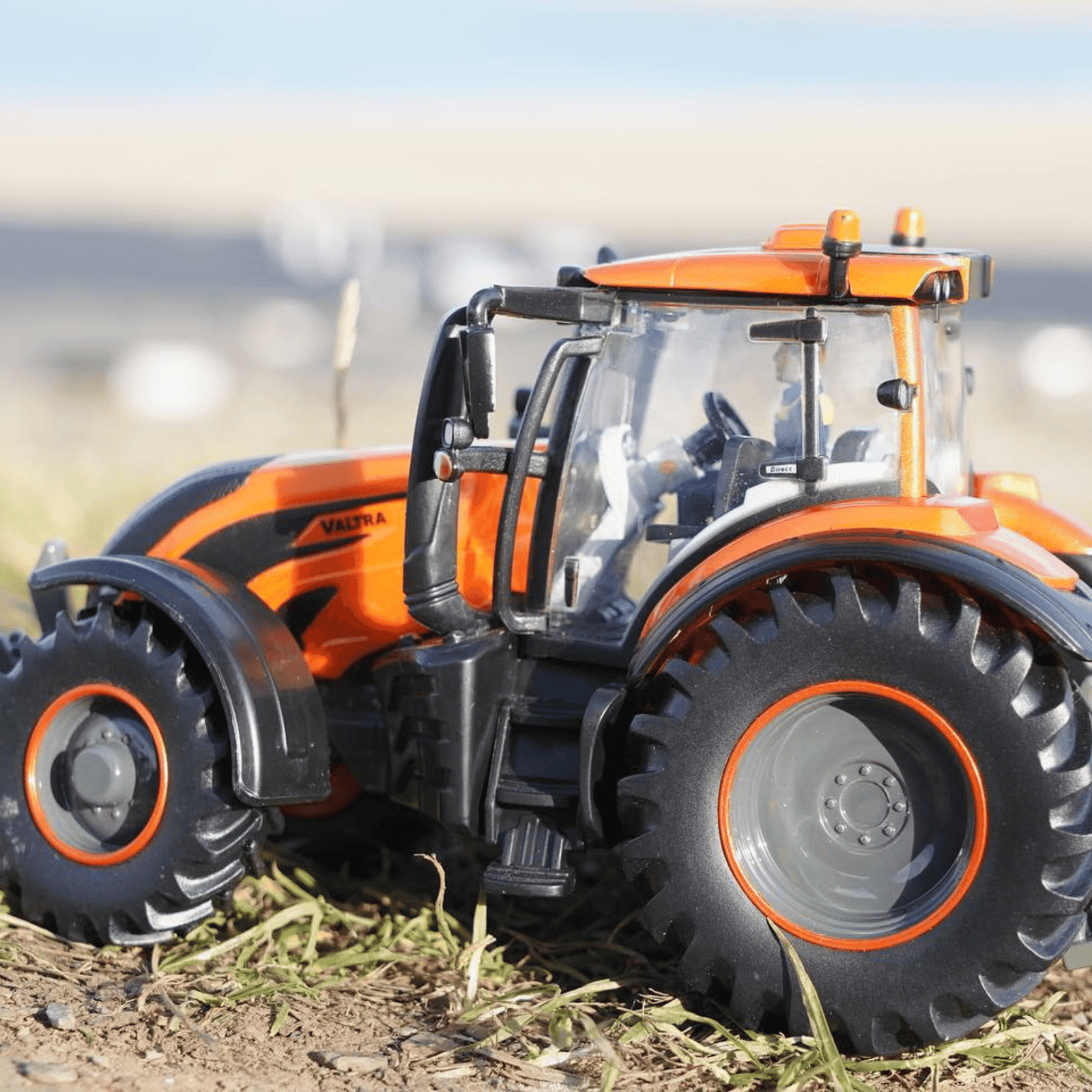 Britains 43273 Metallic Orange Valtra T254